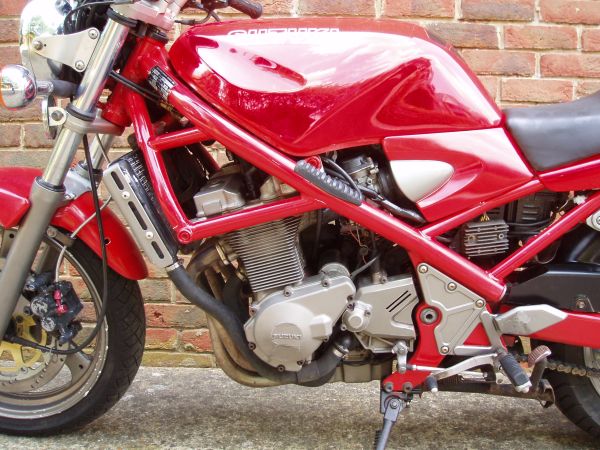 放浪不羈的街跑車-Suzuki Bandit 400V - 重機老野郎